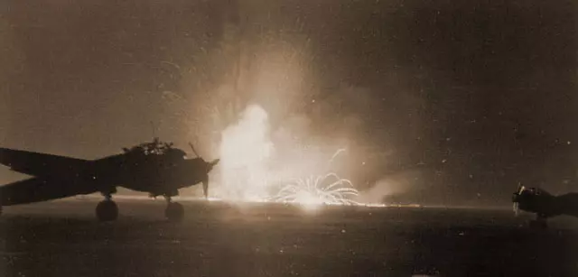 El bombardeo del aeródromo del águila de nuestra aviación. El almacén de municiones explota.