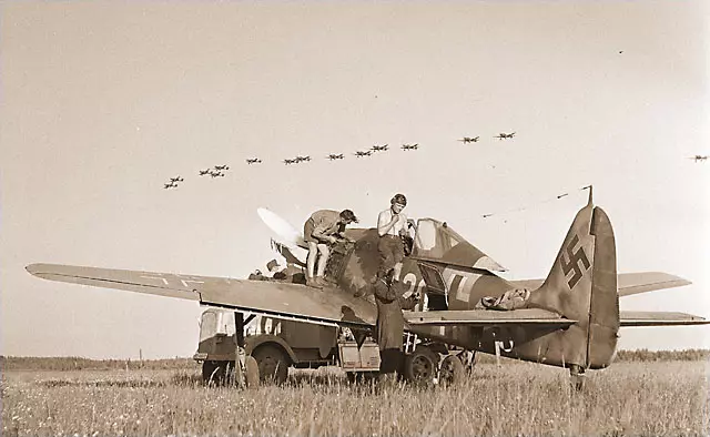 Stuka-sytsksypomittajalentue Ottaa korkeutta ja maataistelukoneet valmistautuat seuraamaan niitd.