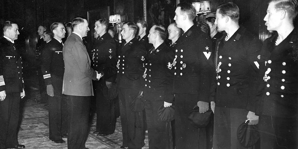 Hitler palkinnot 2. luokan miehistön U-47 raudan risteyksellä raidissa Skap-Flowissa