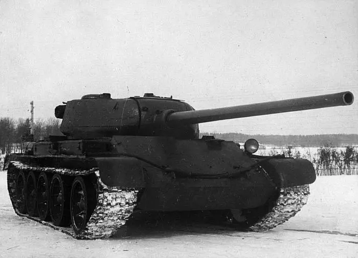 Primærprøve T-54, NIABT Polygon, Kubinka, mars 1945. Beskyttelse mot 88 mm Pak 43 Guns fra en frontalprojeksjon, et instrument av D-10T Caliber 100 mm, en kampmasse på 35,5 tonn - og alt dette er ikke på papir