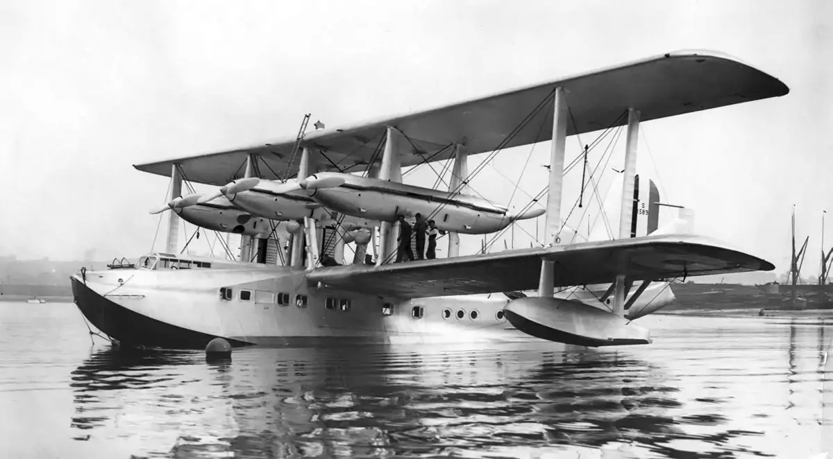 The Short Sarafand Flying Boat Amarrado no río Midway en Talleres de Corte; 1932. Preste atención aos motores racionales de góndola Rolls-Royce Buzzard