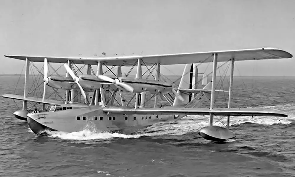 Short Sarafand Flying Boat maneuvering a kan ruwa a gaban jirgin gwaje-gwaje