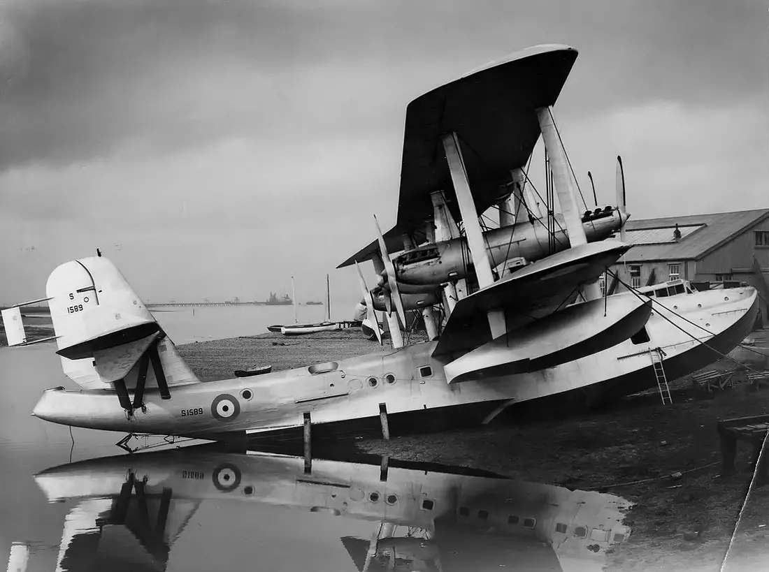 Flying Boat Short Sarafand di tempat parkir di pantai; Mungkin gambar dibuat pada akhir karier pesawat ini. Roda kemudi arah hilang garis merah, putih dan biru, dan mesin Buzzard menerima kolektor kelulusan canggih