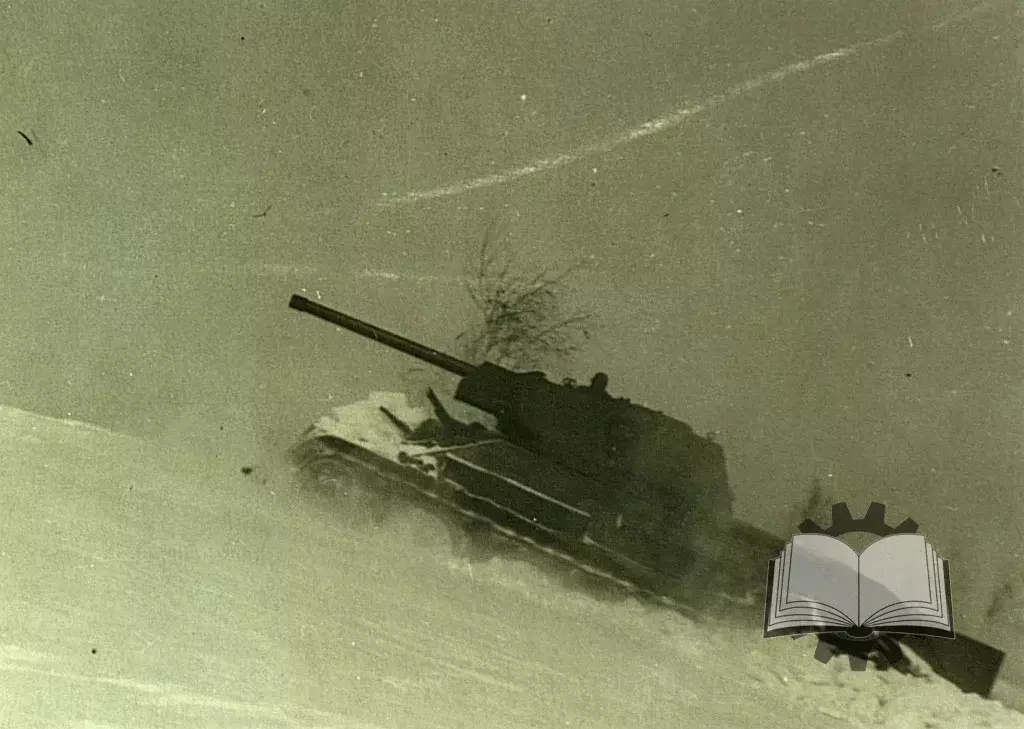 I gcomhthéacs an chúlra an KV-1, d'fhéach feidhmíocht T-34 sa sneachta le magadh macánta thar umair throm