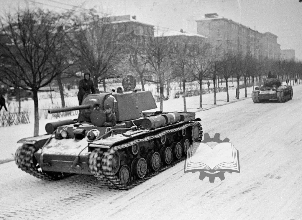 CV-1 Verëffentlechungs Chtz zu Moskau, 7. November 1941. Offiziell Tank hat vill 47 Tonnen, awer et ass net genau