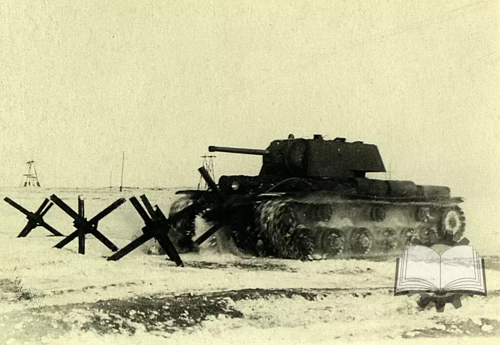 Eng vun e puer KV-1 Fotoen mat enger Nummer 10033, déi de Motor B-2kf an der geännert Lafen Deel kritt. Auto ass am vun der Zäit zu gefléckt