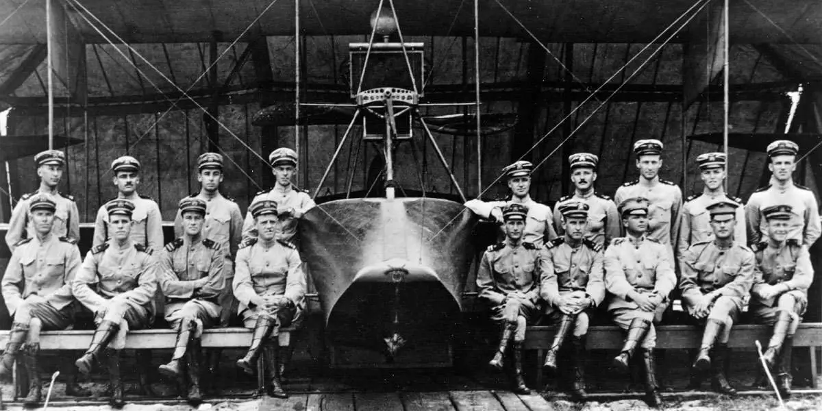 Personaleofficerer - Piloter af en af ​​de første grupper af søflyvning USA og en flyvende båd Curtiss AB, 1914