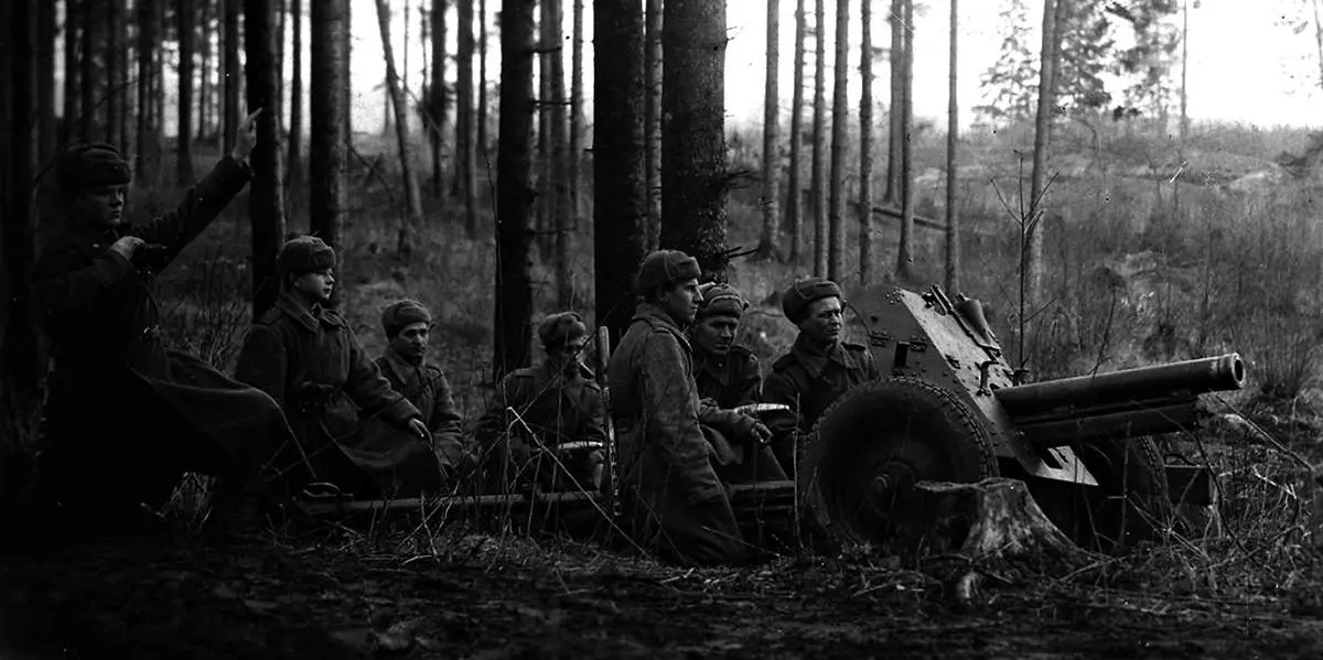 Regimentale 76-mm-Waffe in östlicher Preußen