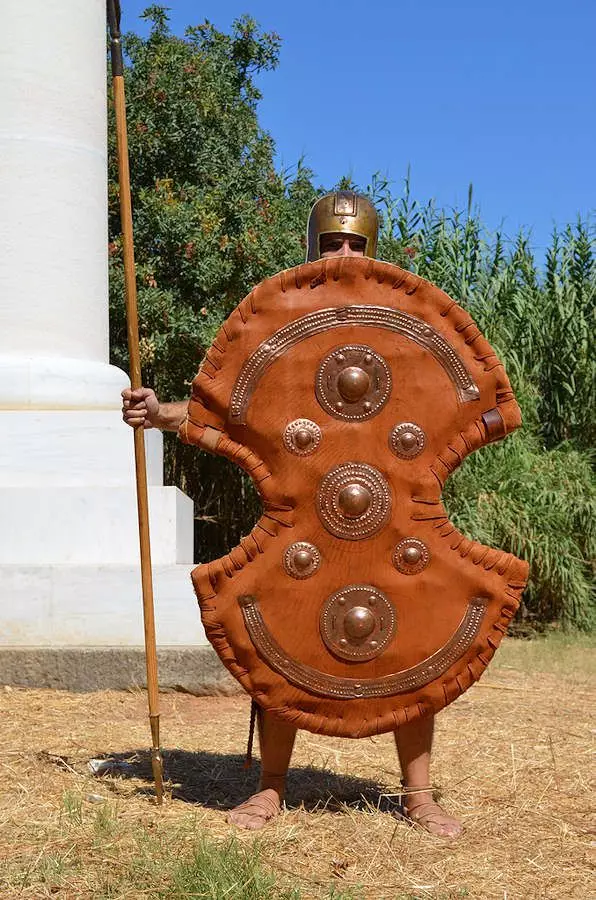 Dipilon Shield út Leder. Rekonstruksje. Oan it begjin fan 'e VIII-ieu. BC. Yn Grikelân wiene d'r twa haadtypen fan skylden: Oval, mei Notchen oan beide kanten - dit type wurdt faak neamd, troch de namme fan it sokke ôfbyldings fûn, en rûn, mei in hand yn it sintrum. Dipilon Shield giet hast direkt werom nei de mingende skylden yn 'e foarm fan' e acht