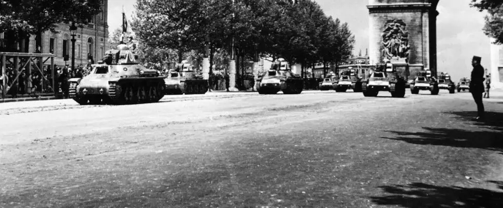 Tanker Notchkiss H39 på en militærparade i Paris