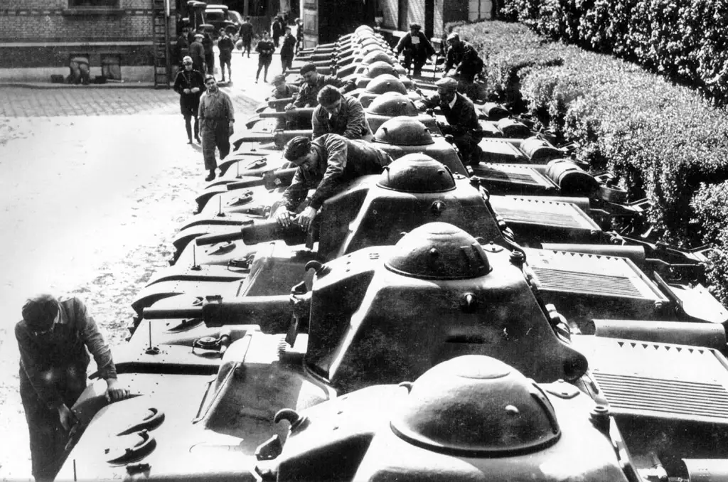 Rolling H 39 con armas SH 38, primavera 1940. Estes tanques xa están equipados con colas, sobre as que unha pista de reposición e unha caixa