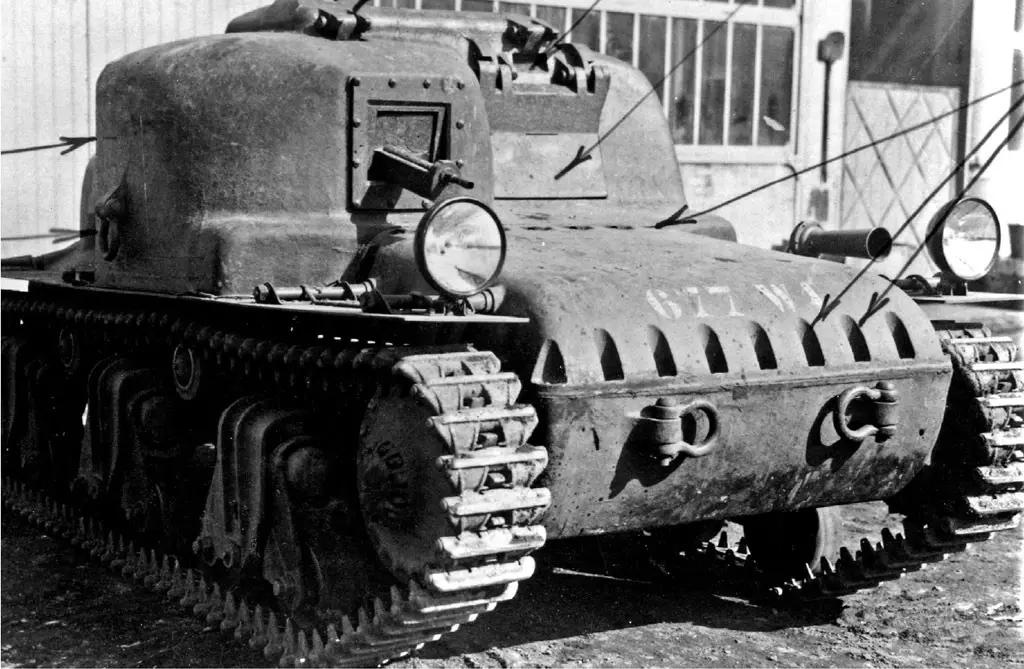 O primeiro prototipo dun lixeiro tanque Hotchkiss, xaneiro de 1935