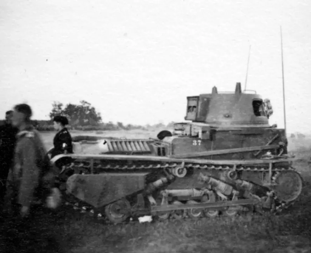 Tank número 37 sobre maniobres, antena de mà substituïda per 2 pins