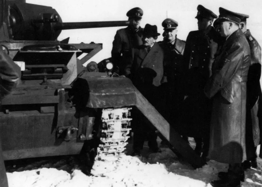 Reichsminster Albert Speer un tvertnes komisijas vadītājs Ferdinand Porsche pārbauda T-15 tvertni Skoda