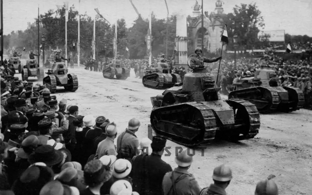 Parade op 14 Julie 1919 op die Champs Elysees. Renault FT het die hoofkarakter van sulke parades met meer as 'n dekade geword