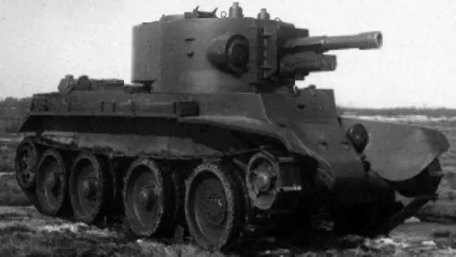 Alternativ BT-7A med 107 mm tankhubits