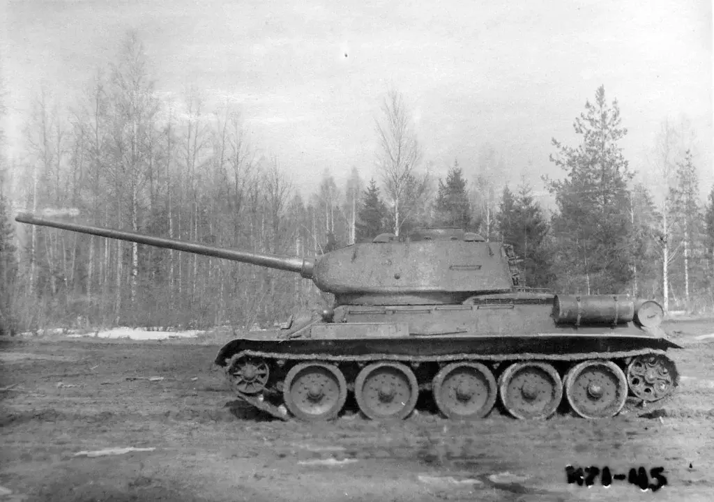 Die Ergebnisse waren sehr ähnlich, was mit 85-mm-Waffen im T-34-Turm geschah