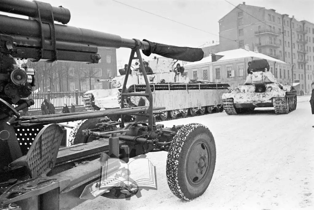 85-mm Anti-Aircraft Gun 52-K në verën e vitit 1940 filloi të konsiderohet si një mjet për t'u marrë me tanke, si dhe një armë tank