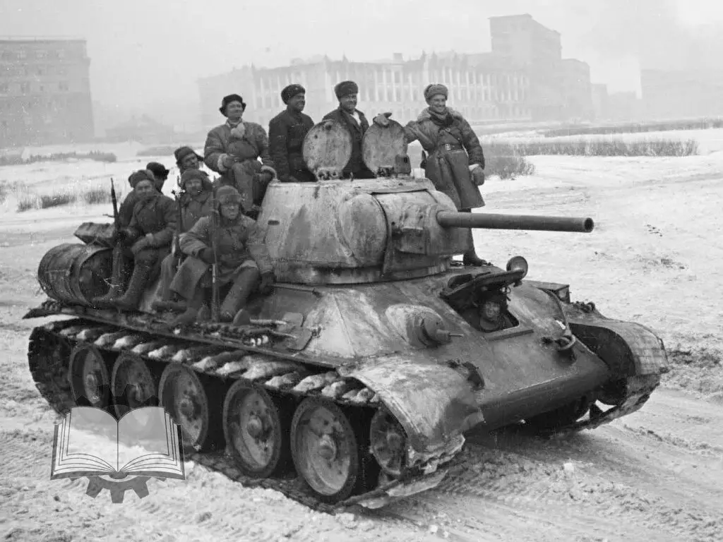 No final de 1942, o T-34 e o KV recebiam corrimãos que facilitavam o desembarque de tropas.
