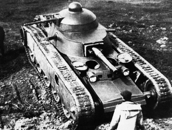 Tank Grotte TG me motor M-6 dhe 76.2 MM PS-19 armë