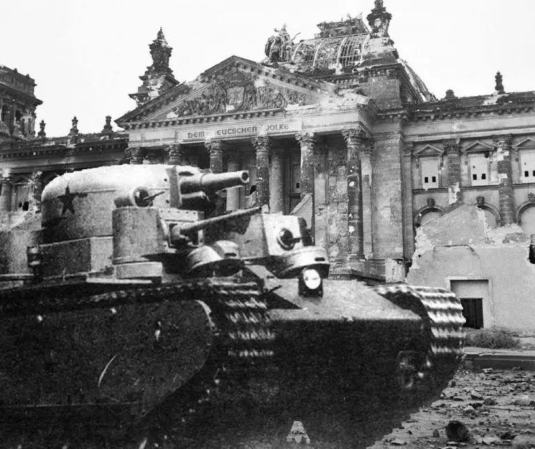 T-35 Gorky shromáždění na pozadí Reichstagu.