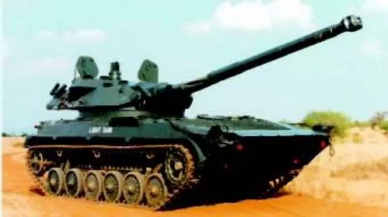 Indiase hybride BMP-2 en tank 80s