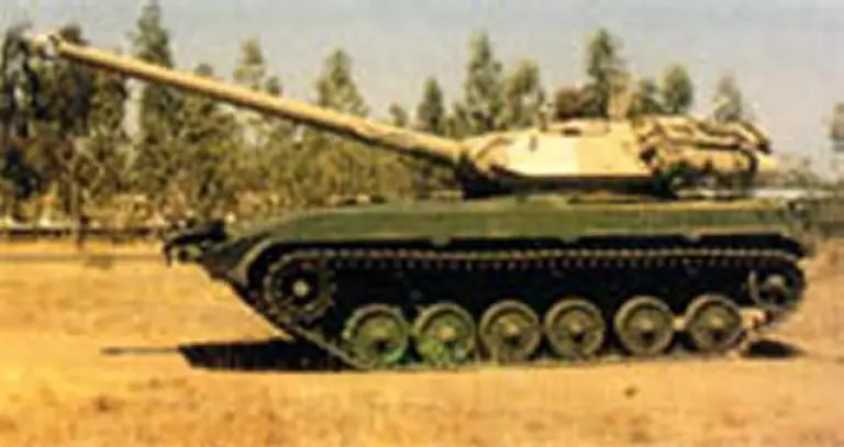 Indiase hybride BMP-2 en tank 80s