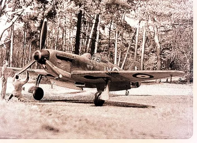 Ua folo e Peretania. Isi tauivi Avro 675 Swallow. malo tupu