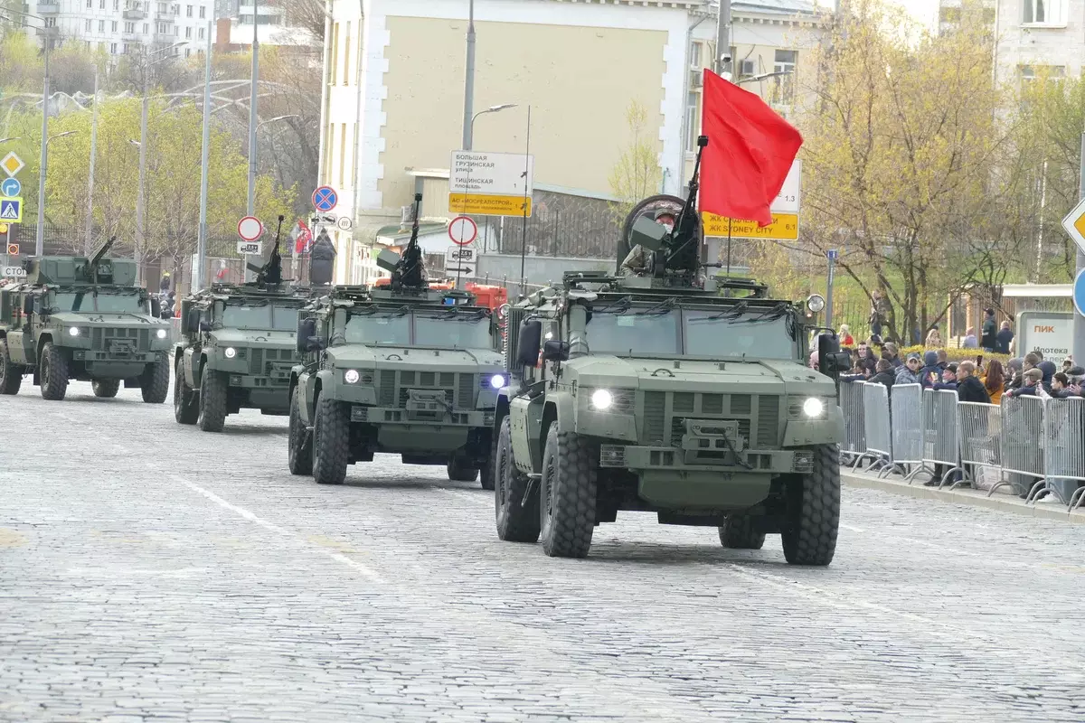 The first cars of the fourth, the main wave of the parade technique