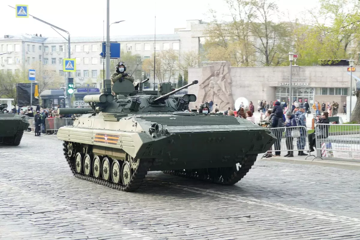 BMP-2M meaisín comhraic coisithe le modúl chomhrac B05Y01