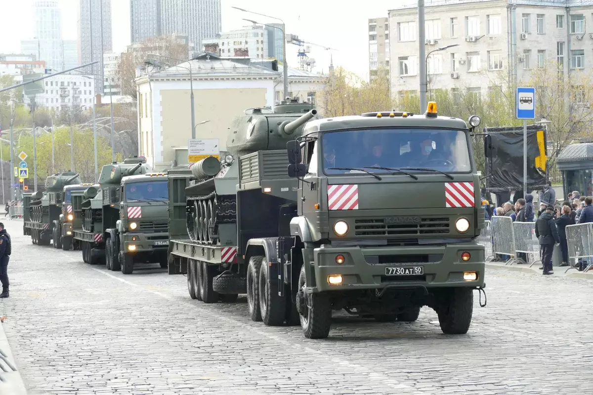 T-34-85 liefern an den Ort der Parade auf Traktoren