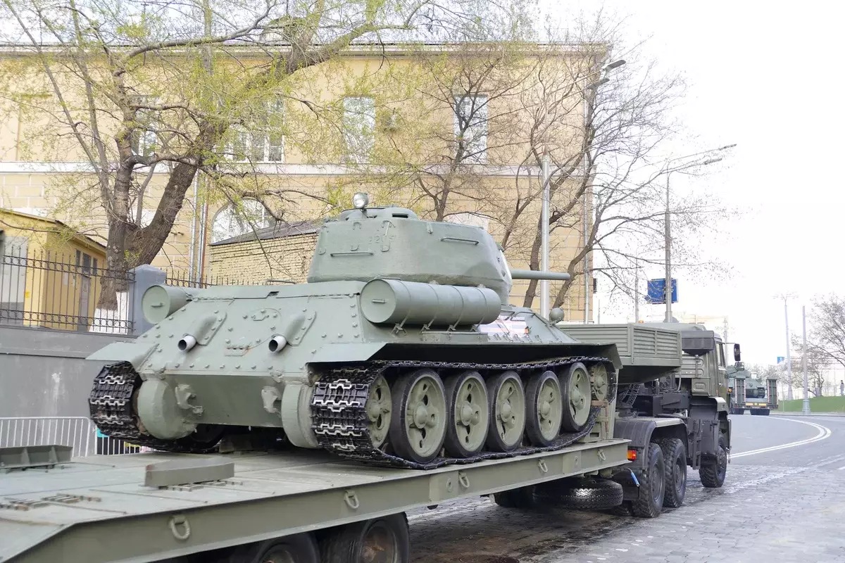 Yuri Pasholok. Tanks in the center of Moscow 3293_9