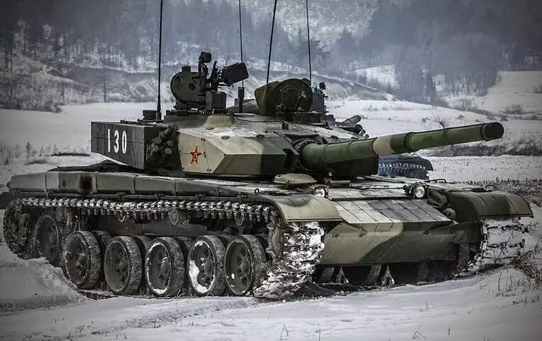 Tank "Type 99" mandritra ny fanazaran-tena amin'ny ririnina Nevskii-Bastion.ru