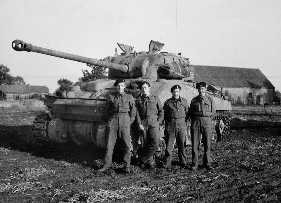 Sherman VC Tank út 'e 4e pânsere brigade. Fakje foar persoanlike besittingen is de bemanning ynstalleare op 'e wynskerm fan' e tank, dy't frij faak waard dien op dizze masines