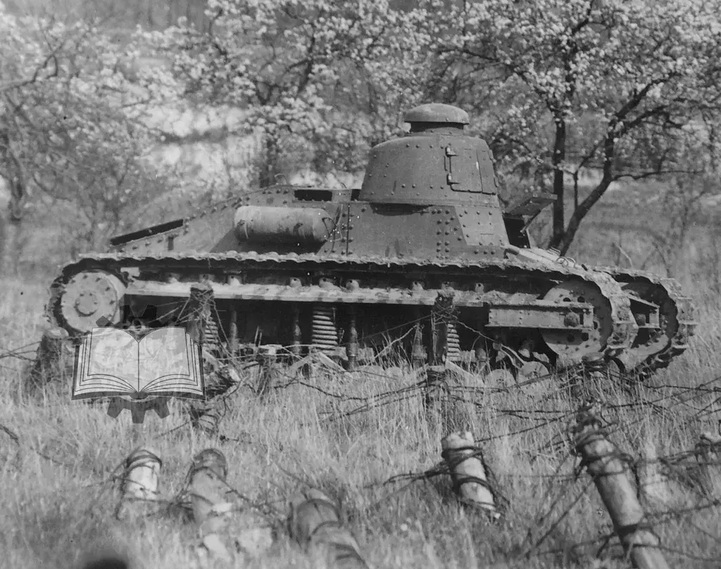 Renault NC, tank i parë serial i lehtë me të lehta anti-freel forca të blinduara. Menjëherë duhet të kihet parasysh se në atë kohë artileri anti-tank kishte thyerjen e 15-20 mm