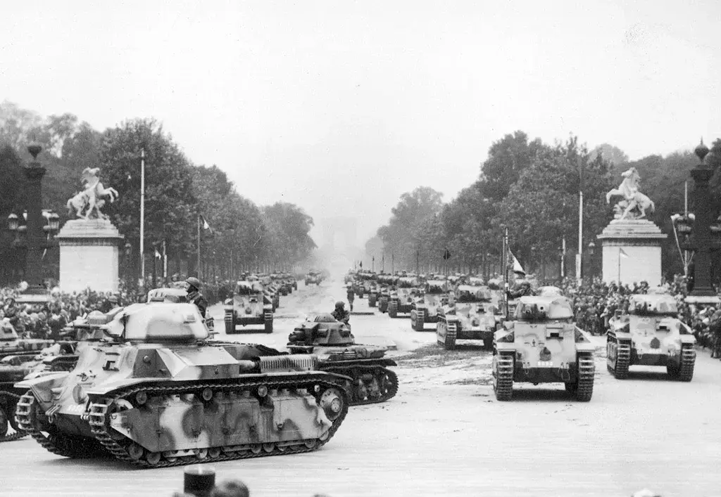 Veranderende eisen voor pantserbescherming leidde tot het feit dat Char D1 zich ontwikkelde in Char D2, die al een volwaardige gemiddelde tank was