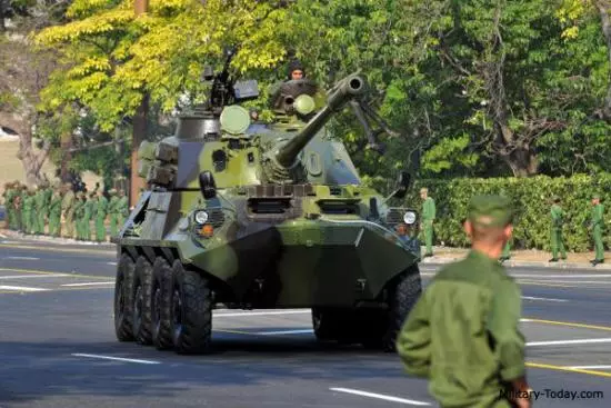 100 ملی میٹر تپ کے ساتھ کیوبا BTR-60.