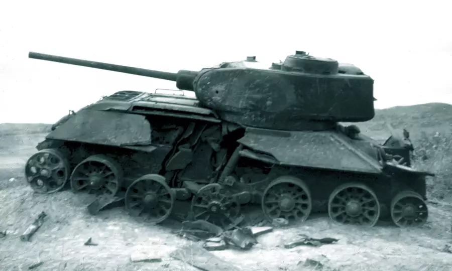T-34-85 បានដុតពីទីក្រុង Suwon ខែតុលាឆ្នាំ 1950