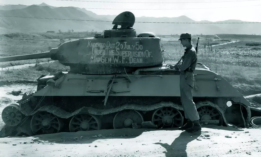 T-34-85, ដុតនំនៅថ្ងៃទី 20 ខែកក្កដាឆ្នាំ 1950 នៅទីក្រុង Thajon ទីក្រុង Thajon ប្រទេសកូរ៉េខាងត្បូង។ វាត្រូវបានគេជឿជាក់ថាគាត់បានបំបែកទីតាំងរបស់ទីស្នាក់ការកណ្តាលនៃកងពលធំថ្មើរជើងថ្ងៃទី 24 របស់កងទ័ពសហរដ្ឋអាមេរិកដែលត្រូវបានបញ្ជាដោយឧត្តមសេនីយ៍មហាឧត្តមសេនីយ៍ William ព្រឹទ្ធសភាហើយត្រូវបានបំផ្លាញក្រោមការដឹកនាំរបស់លោក។ ក្នុងអំឡុងពេលសមរភូមិឌីណាបានចាប់បាន - គាត់បានក្លាយជាយោធាអាមេរិកាំងដែលមានឋានៈខ្ពង់ខ្ពស់បំផុតដែលបានធ្លាក់ចូលក្នុងដៃរបស់ភាគខាងជើង។ នាយឧត្តមសេនីយ៍បានវិលត្រឡប់មកស្រុកកំណើតវិញបន្ទាប់ពីបទឈប់បាញ់មួយដែលបានចុះហត្ថលេខានៅឆ្នាំ 1953