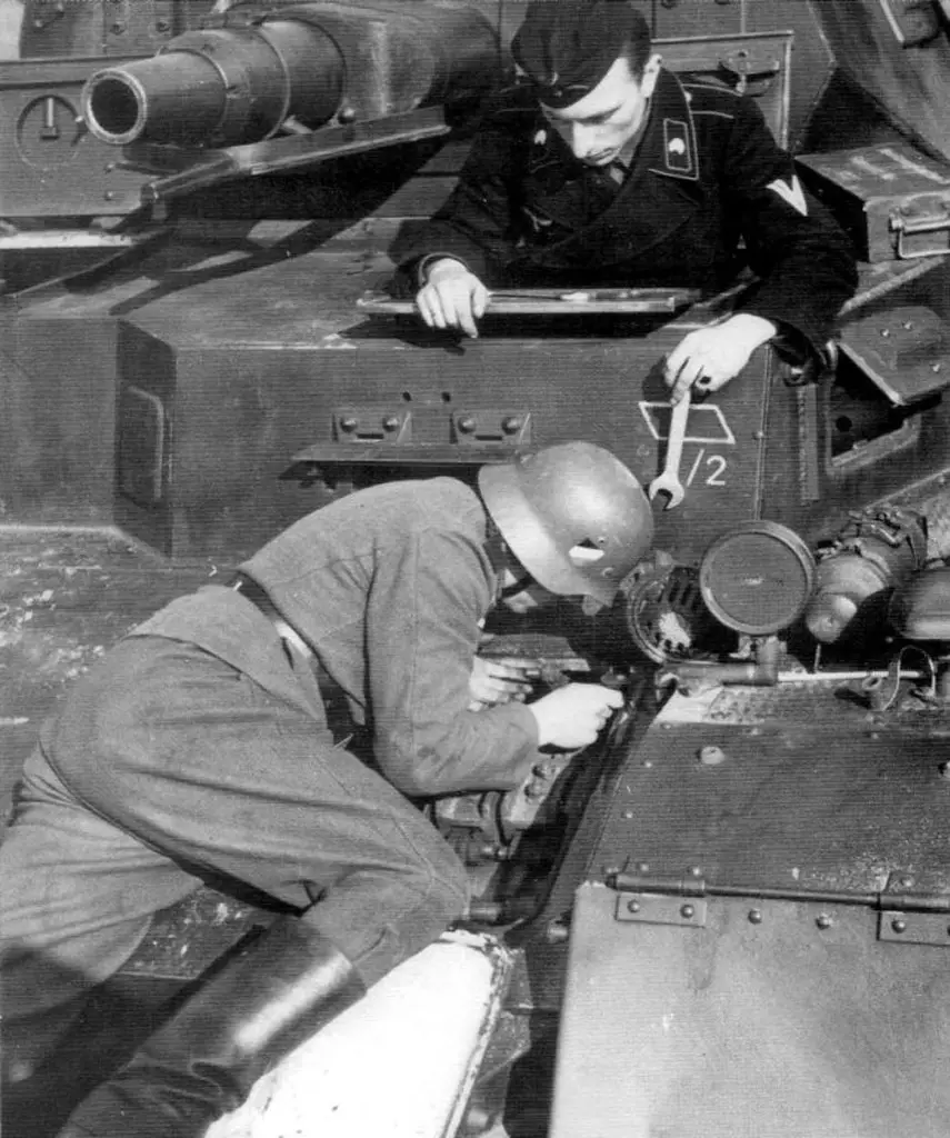 Wie alle Erstgeborenen hatte die Pz.Kpfw.IV Ausf.A ihre eigenen Mängel, aber im Allgemeinen waren es weniger als die der Konkurrenten.