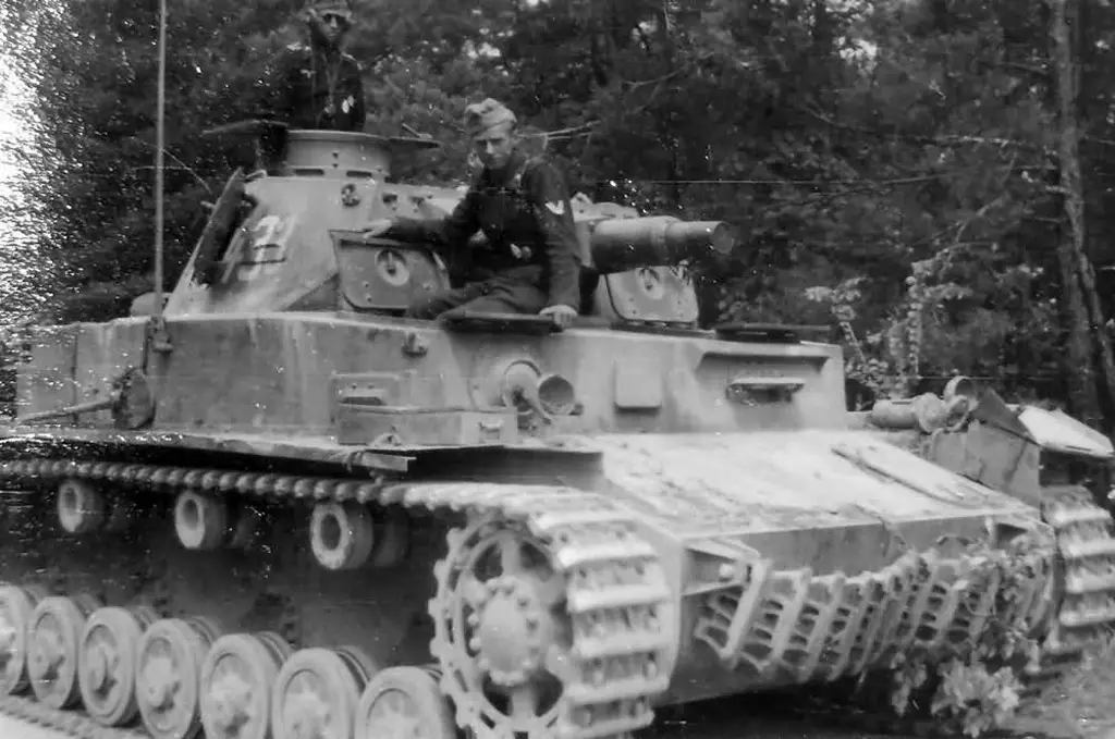 Pz.kpfw.iv ausf.a là người đầu tiên để buộc chặt các bản nhạc dự phòng trên trán của vụ án. Không có vấn đề gì