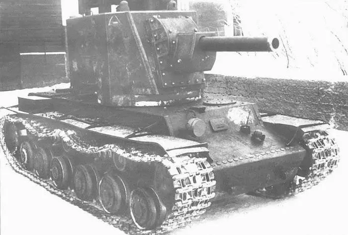 MT-2 မျှော်စင်နှင့်အတူစစ်မှန်သော KV-2