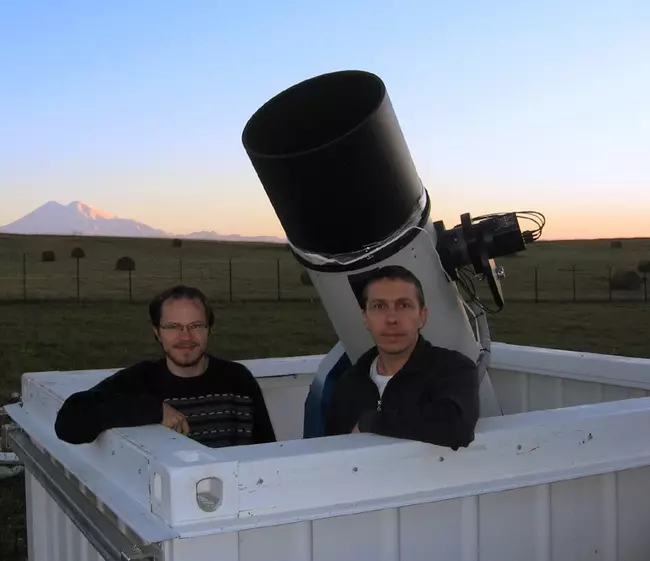 Artyom NovichOnokok kaj Vitaly Nevsky en la pavilono de la SANTEL-400A-teleskopo sur la fono de Elbrus