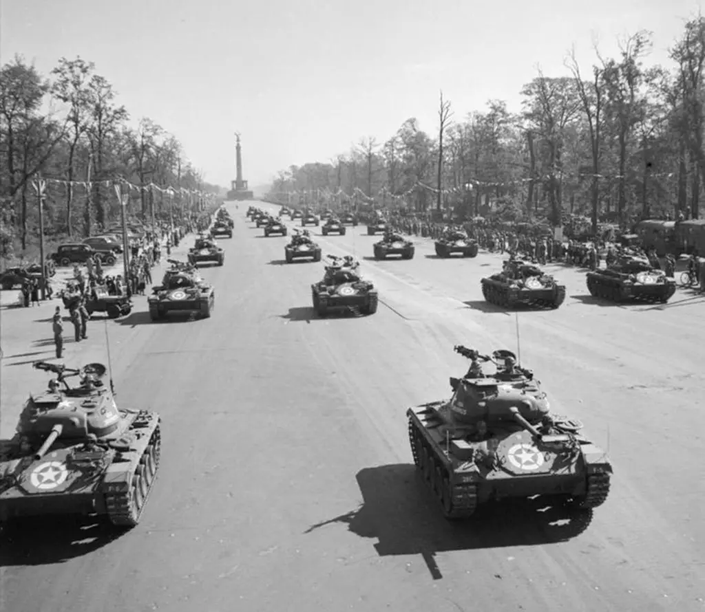 Light Tank M24 s'ha convertit en el millor tanc de llum del final de la Segona Guerra Mundial. Al mateix temps, a principis de 1945 es van aparèixer les primeres idees sobre el canviador potencial