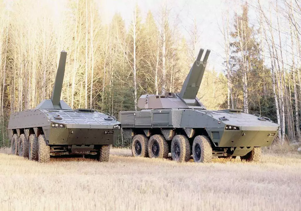 Patria AMU NEMO 섀시(왼쪽)와 AMOS 기반의 자주 박격포 시스템