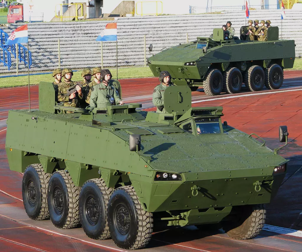 Variantek hilgirê personelê zirxî li ser şantiya Patria AMV ji bo artêşa Kroatî