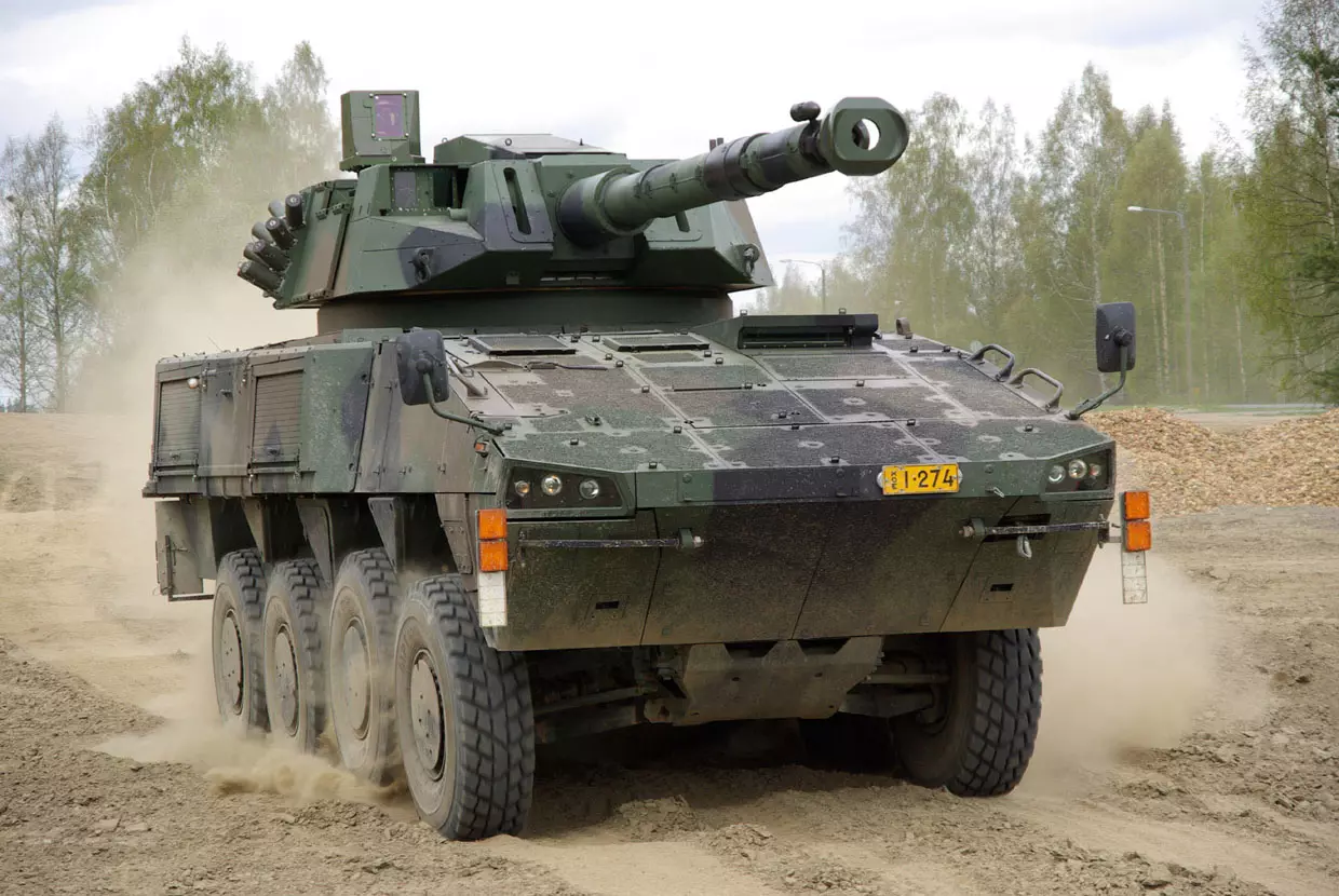 Patria AMV vo verzii požiarnej podpory stroj s 90 mm delo