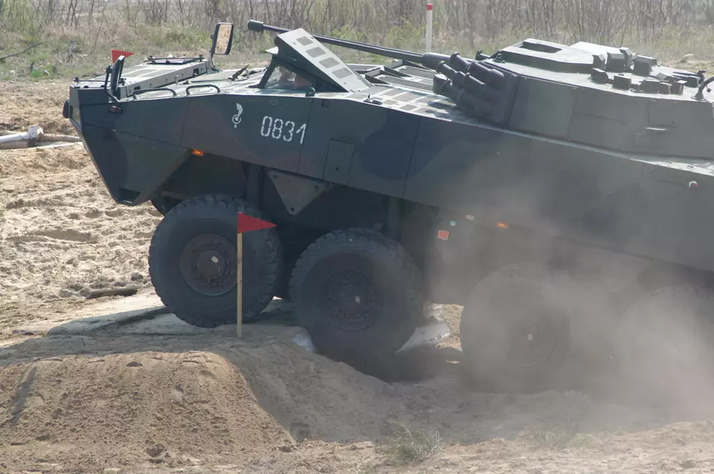 Ang Finnish wheeled armored universal modular nga mga salakyanan Patria AMV