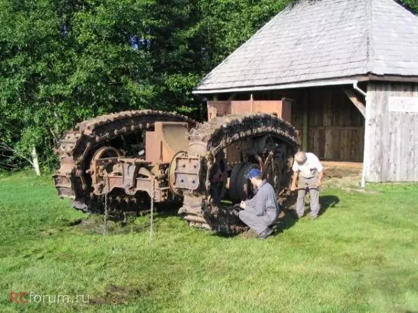 Tractor stêm Hornsby fel sylfaen ar gyfer y tanciau cyntaf.