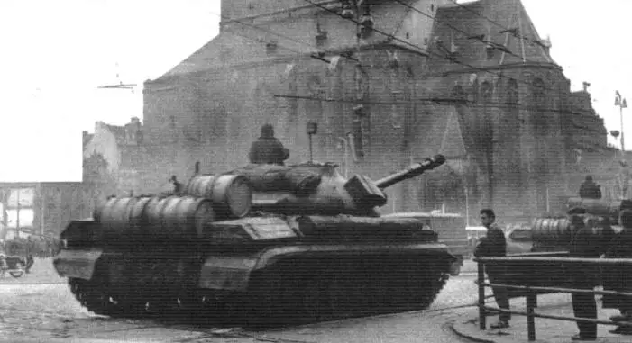 T-10M tanklari Praga ko'chalarida.